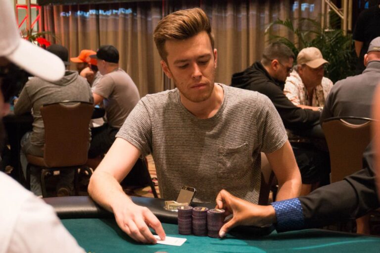 November Niner Gordon Vayo präsentiert sich beim WinStar River Poker ...