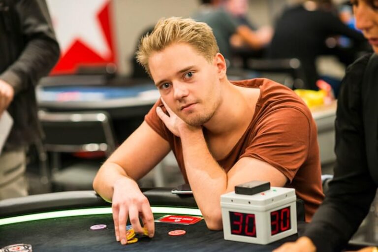Linus Loeliger im Finale des 5k PokerStars High Rollers Main Events ...