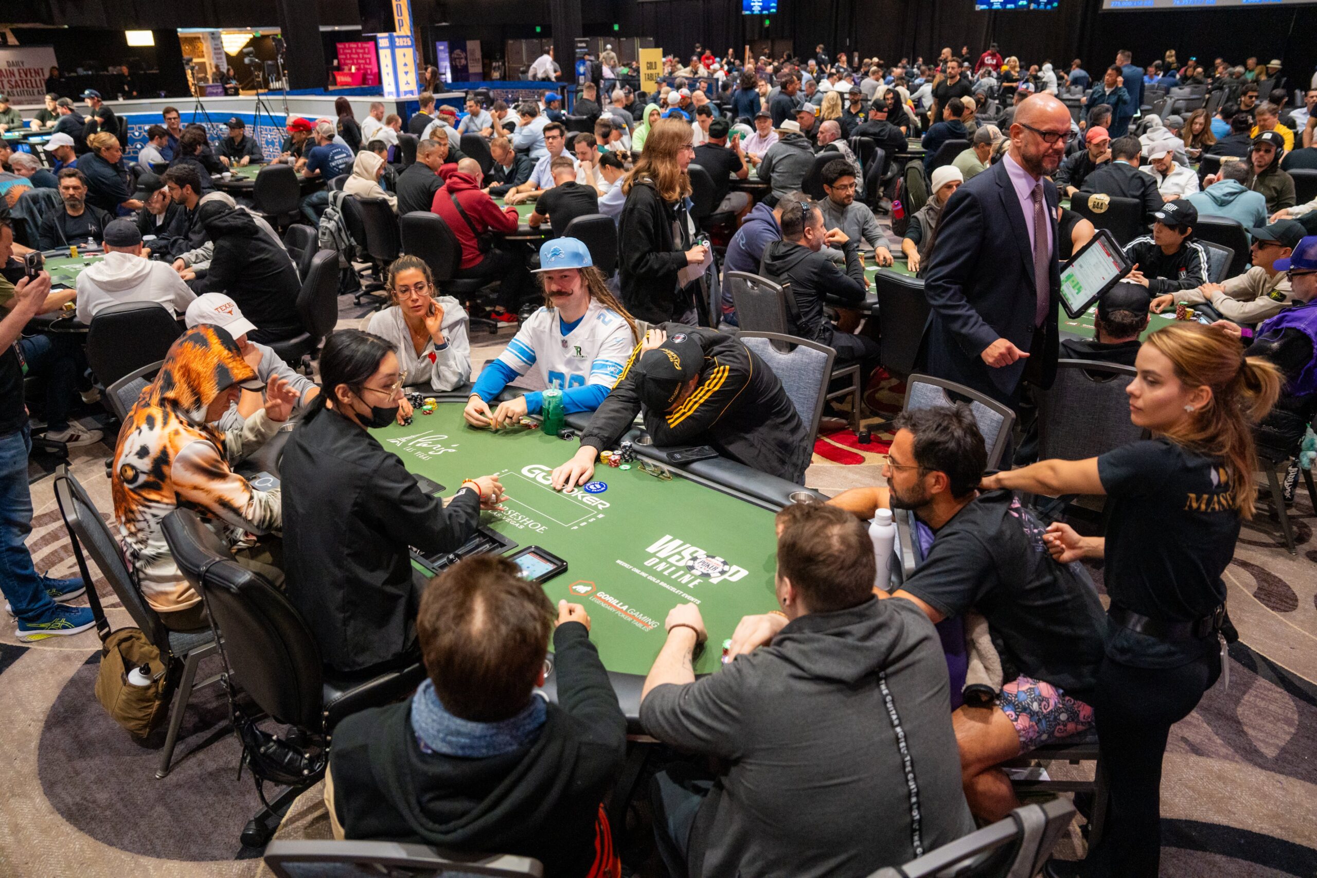 WSOP 2025: Dealer richtet mit verwechselten Stacks Chaos an!