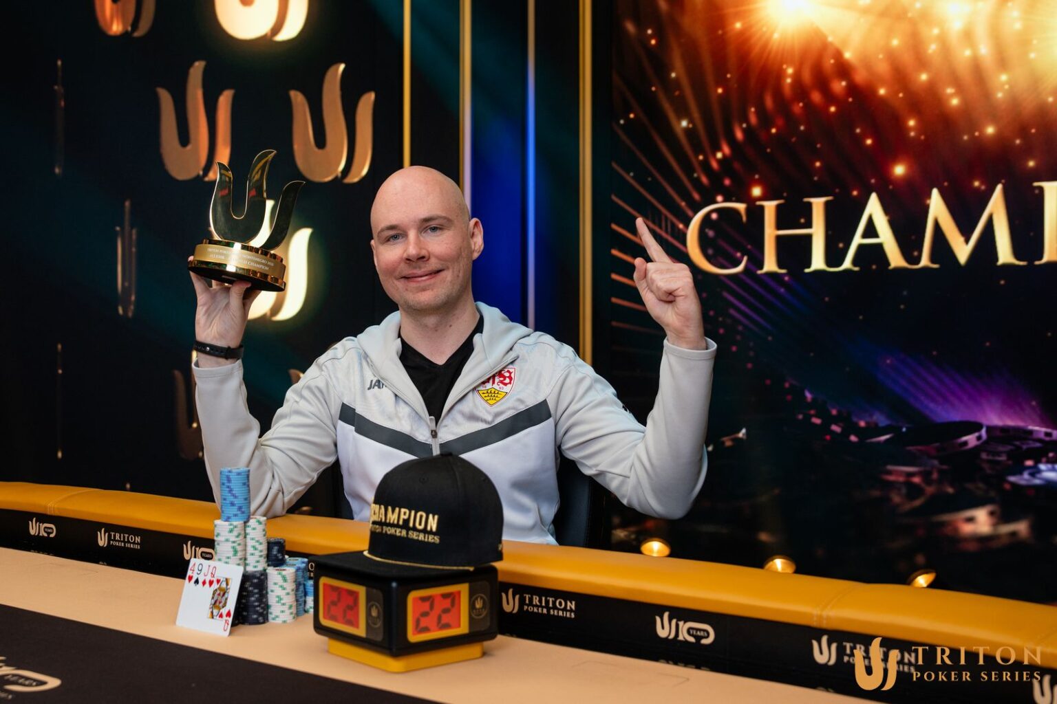 Tobias Schwecht verwandelt Chiplead in Triton Montenegro $30k NLH/PLO ...